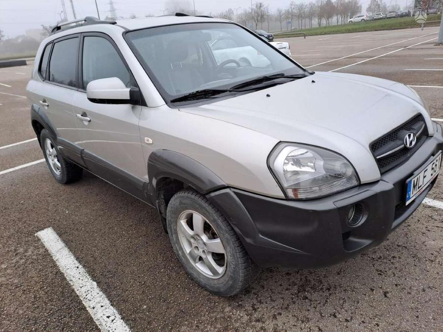 Grey Hyundai Tucson 2008 in Siauliai, with an engine capacity of 2.00 L and mileage of 248 thousand km for 2999 €, photo 4 on AUTOMOTO.COM.LV