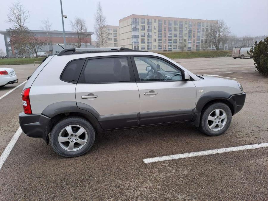 Grey Hyundai Tucson 2008 in Siauliai, with an engine capacity of 2.00 L and mileage of 248 thousand km for 2999 €, photo 5 on AUTOMOTO.COM.LV