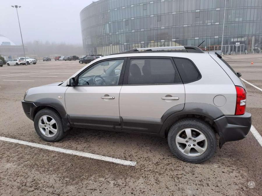 Grey Hyundai Tucson 2008 in Siauliai, with an engine capacity of 2.00 L and mileage of 248 thousand km for 2999 €, photo 6 on AUTOMOTO.COM.LV