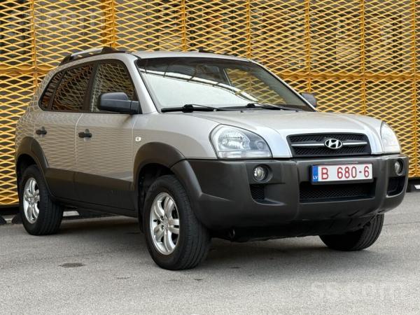 Grey Hyundai Tucson 2009 in Ogre, with an engine capacity of 2.00 L and mileage of 221 thousand km for 4799 €, photo 3 on AUTOMOTO.COM.LV