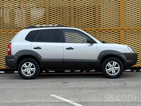 Grey Hyundai Tucson 2009 in Ogre, with an engine capacity of 2.00 L and mileage of 221 thousand km for 4799 €, photo 8 on AUTOMOTO.COM.LV