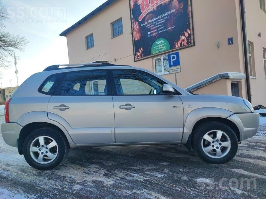 Grey Hyundai Tucson 2009 in Cesis, with an engine capacity of 2.00 L and mileage of 0 thousand km for 4450 €, photo 4 on AUTOMOTO.COM.LV