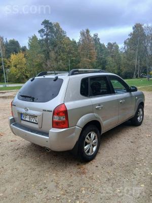 Pelēks Hyundai Tucson 2009 Rīga, ar dzinēja tilpumu 2.00 L un nobraukumu 230 tūkst. km par 4100 €, foto 4 vietnē AUTOMOTO.COM.LV