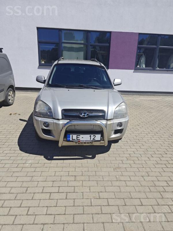 Pelēks Hyundai Tucson 2010 Rīga, ar dzinēja tilpumu 2.00 L un nobraukumu 212 tūkst. km par 3000 €, foto 1 vietnē AUTOMOTO.COM.LV