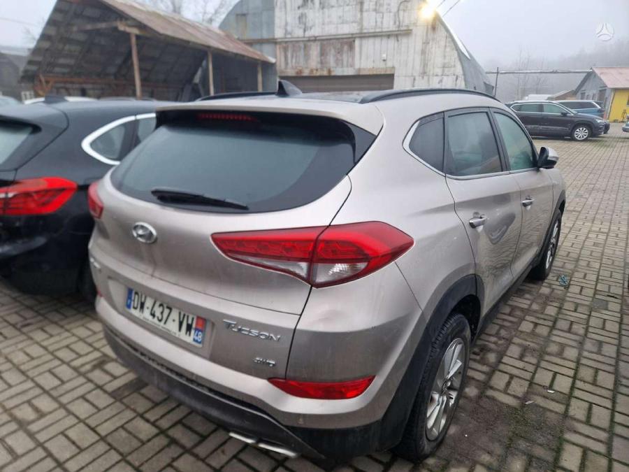 Grey Hyundai Tucson 2015 in Kaunas, with an engine capacity of 2.00 L and mileage of 199 thousand km for 8300 €, photo 6 on AUTOMOTO.COM.LV