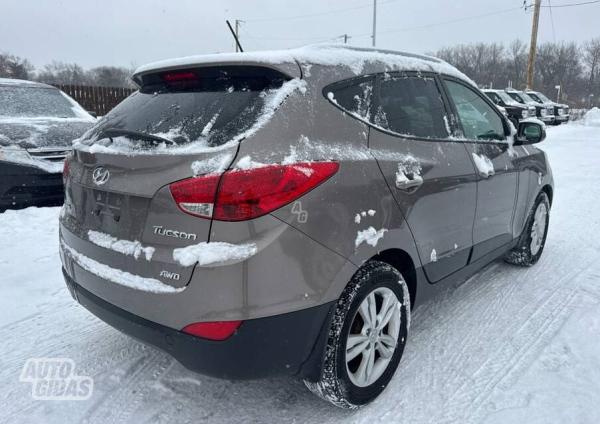 Grey Hyundai Tucson 2015 in Vilnius, with an engine capacity of 2.40 L and mileage of 198 thousand km for 12000 €, photo 3 on AUTOMOTO.COM.LV