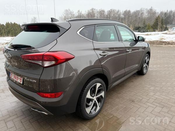 Grey Hyundai Tucson 2015 in Talsi, with an engine capacity of 2.00 L and mileage of 225 thousand km for 12970 €, photo 4 on AUTOMOTO.COM.LV