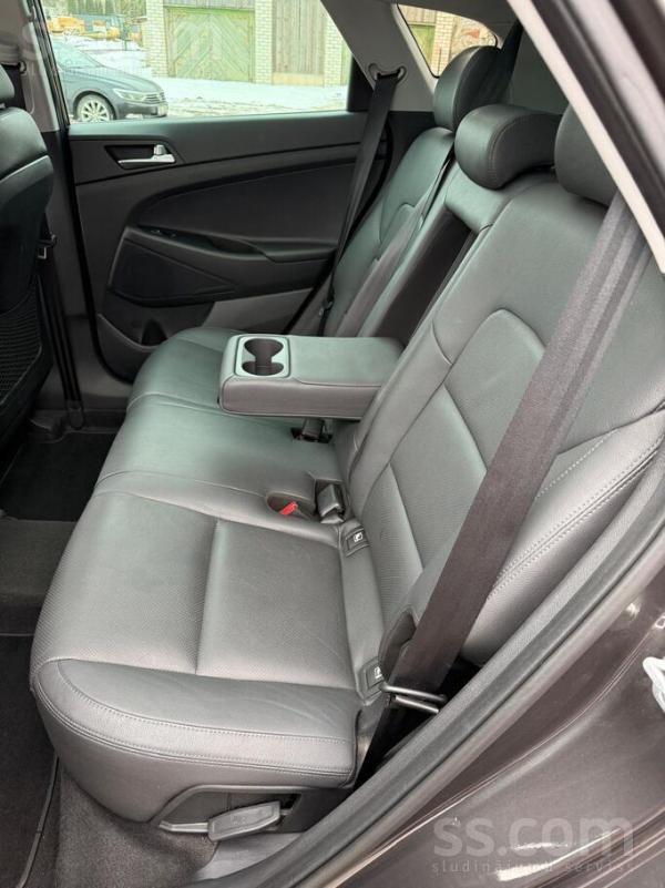 Grey Hyundai Tucson 2015 in Talsi, with an engine capacity of 2.00 L and mileage of 225 thousand km for 12970 €, photo 6 on AUTOMOTO.COM.LV