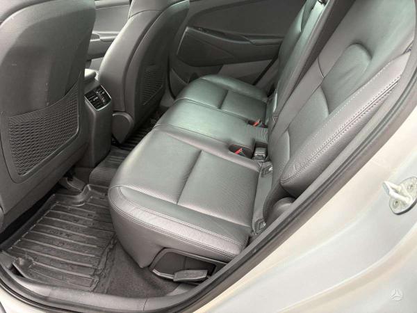 Grey Hyundai Tucson 2016 in Taurage, with an engine capacity of 2.00 L and mileage of 174 thousand km for 11900 €, photo 10 on AUTOMOTO.COM.LV