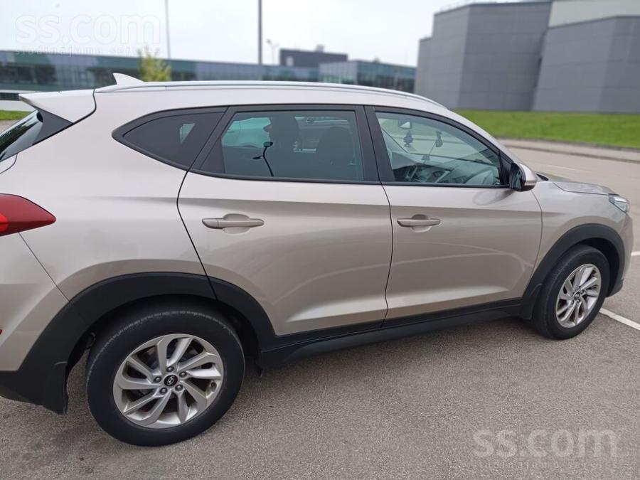 Grey Hyundai Tucson 2016 in Jurmala, with an engine capacity of 1.60 L and mileage of 145 thousand km for 9980 €, photo 1 on AUTOMOTO.COM.LV