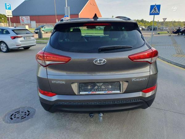 Grey Hyundai Tucson 2016 in Siauliai, with an engine capacity of 1.70 L and mileage of 221 thousand km for 12300 €, photo 5 on AUTOMOTO.COM.LV