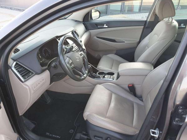Grey Hyundai Tucson 2016 in Siauliai, with an engine capacity of 1.70 L and mileage of 221 thousand km for 12300 €, photo 8 on AUTOMOTO.COM.LV