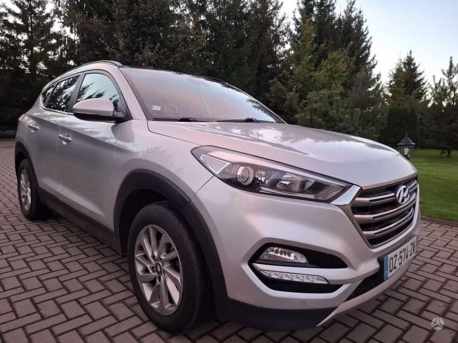Grey Hyundai Tucson 2016 in Kaunas, with an engine capacity of 1.69 L and mileage of 220 thousand km for 8250 €, photo 1 on AUTOMOTO.COM.LV
