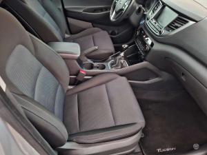 Grey Hyundai Tucson 2016 in Kaunas, with an engine capacity of 1.69 L and mileage of 220 thousand km for 8250 €, photo 9 on AUTOMOTO.COM.LV