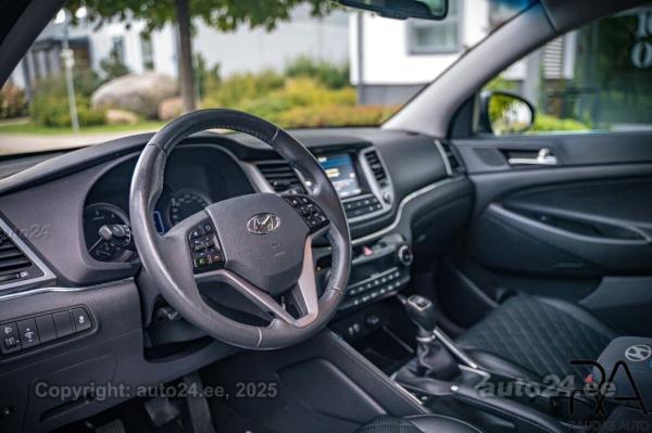 Grey Hyundai Tucson 2017 in Riga, with an engine capacity of 1.70 L and mileage of 281 thousand km for 11990 €, photo 11 on AUTOMOTO.COM.LV
