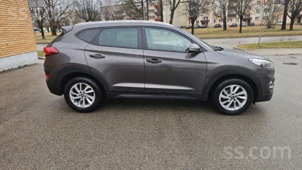 Grey Hyundai Tucson 2017 in Limbazi, with an engine capacity of 1.70 L and mileage of 200 thousand km for 11550 €, photo 4 on AUTOMOTO.COM.LV