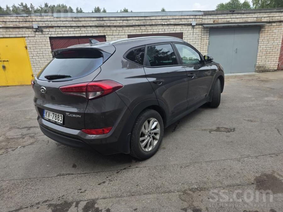 Grey Hyundai Tucson 2017 in Riga, with an engine capacity of 1.70 L and mileage of 123 thousand km for 12900 €, photo 4 on AUTOMOTO.COM.LV
