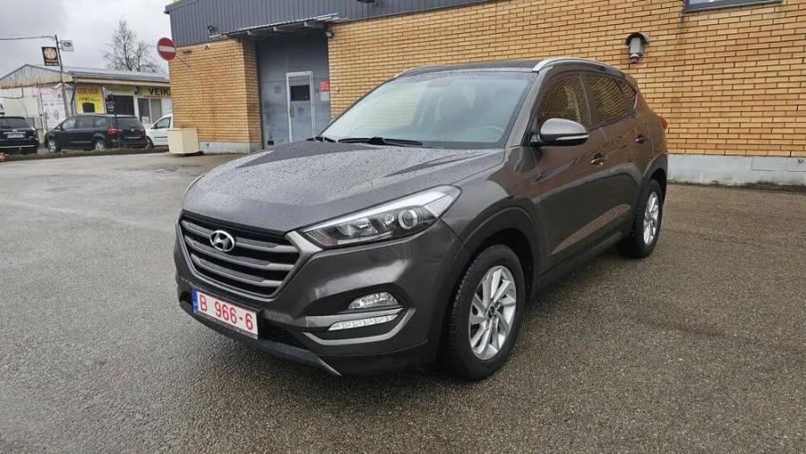 Grey Hyundai Tucson 2017 in Riga, with an engine capacity of 1.70 L and mileage of 200 thousand km for 10950 €, photo 1 on AUTOMOTO.COM.LV