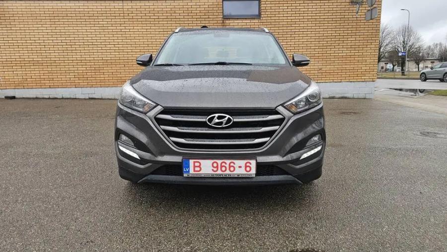 Grey Hyundai Tucson 2017 in Riga, with an engine capacity of 1.70 L and mileage of 200 thousand km for 10950 €, photo 3 on AUTOMOTO.COM.LV
