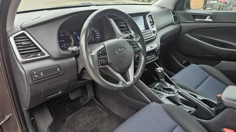 Grey Hyundai Tucson 2017 in Riga, with an engine capacity of 1.70 L and mileage of 200 thousand km for 10950 €, photo 12 on AUTOMOTO.COM.LV
