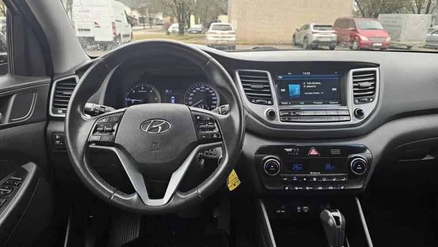 Grey Hyundai Tucson 2017 in Riga, with an engine capacity of 1.70 L and mileage of 200 thousand km for 10950 €, photo 13 on AUTOMOTO.COM.LV