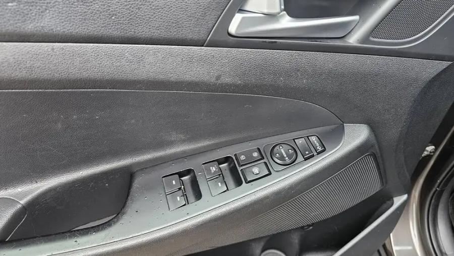 Grey Hyundai Tucson 2017 in Riga, with an engine capacity of 1.70 L and mileage of 200 thousand km for 10950 €, photo 16 on AUTOMOTO.COM.LV