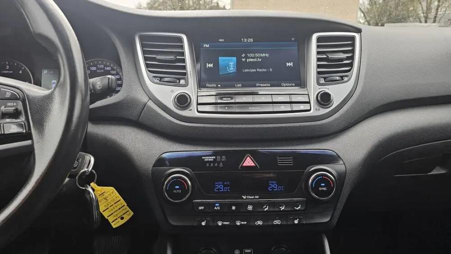 Grey Hyundai Tucson 2017 in Riga, with an engine capacity of 1.70 L and mileage of 200 thousand km for 10950 €, photo 18 on AUTOMOTO.COM.LV