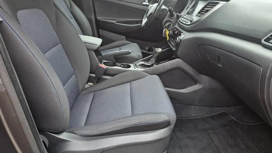 Grey Hyundai Tucson 2017 in Riga, with an engine capacity of 1.70 L and mileage of 200 thousand km for 10950 €, photo 20 on AUTOMOTO.COM.LV