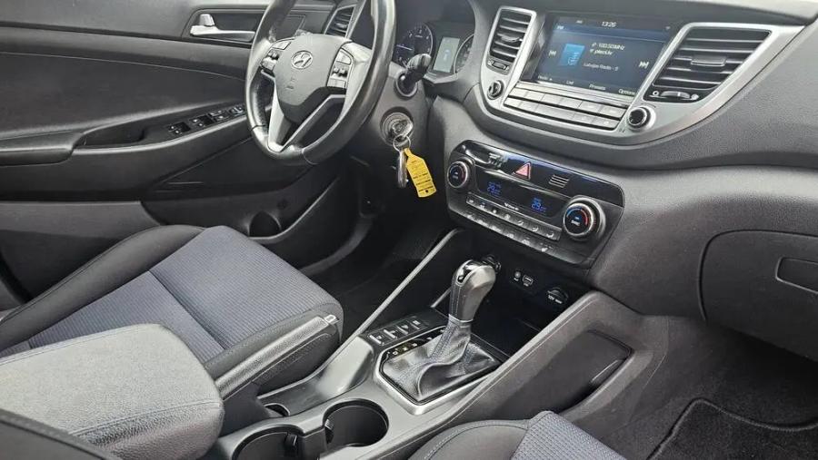 Grey Hyundai Tucson 2017 in Riga, with an engine capacity of 1.70 L and mileage of 200 thousand km for 10950 €, photo 21 on AUTOMOTO.COM.LV