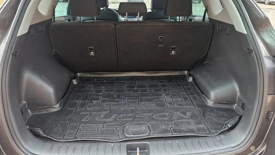 Grey Hyundai Tucson 2017 in Riga, with an engine capacity of 1.70 L and mileage of 200 thousand km for 10950 €, photo 26 on AUTOMOTO.COM.LV