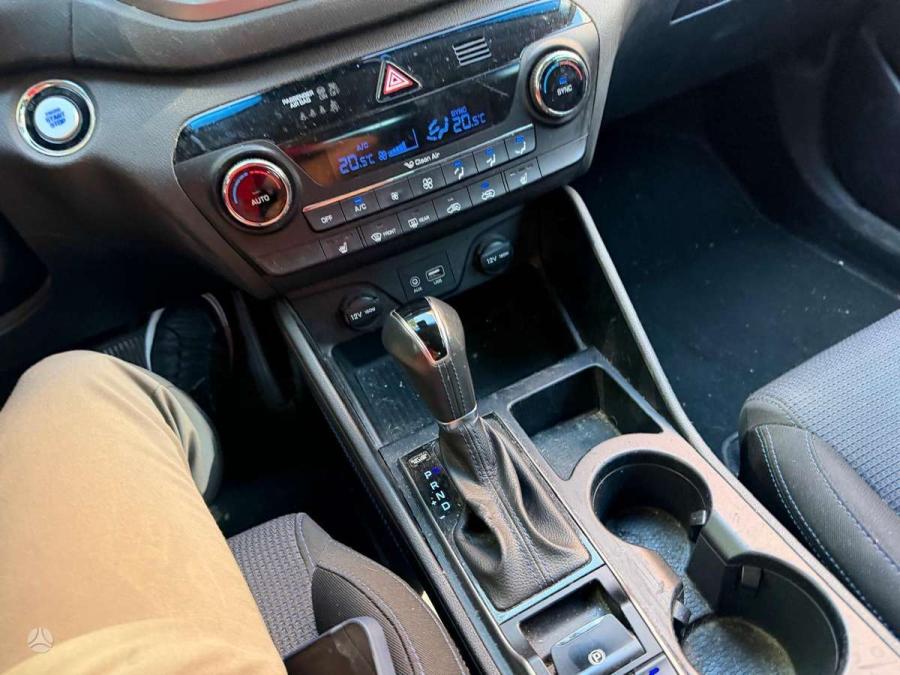 Pelēks Hyundai Tucson 2017 Panevēža, ar dzinēja tilpumu 2.00 L un nobraukumu 208 tūkst. km par 10600 €, foto 10 vietnē AUTOMOTO.COM.LV