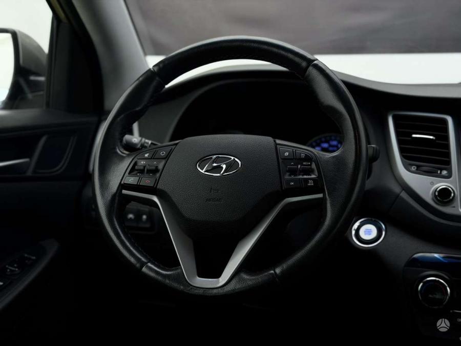 Grey Hyundai Tucson 2017 in Vilnius, with an engine capacity of 1.59 L and mileage of 152 thousand km for 13990 €, photo 18 on AUTOMOTO.COM.LV