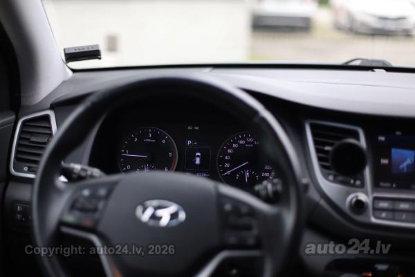Grey Hyundai Tucson 2017 in Tallinn, with an engine capacity of 1.70 L and mileage of 123 thousand km for 12500 €, photo 4 on AUTOMOTO.COM.LV