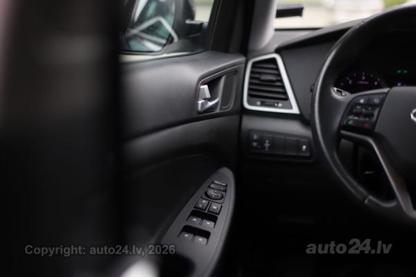 Grey Hyundai Tucson 2017 in Tallinn, with an engine capacity of 1.70 L and mileage of 123 thousand km for 12500 €, photo 7 on AUTOMOTO.COM.LV