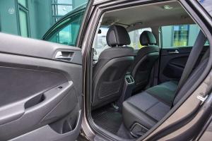 Pelēks Hyundai Tucson 2017 Kauņa, ar dzinēja tilpumu 1.59 L un nobraukumu 200 tūkst. km par 12950 €, foto 33 vietnē AUTOMOTO.COM.LV