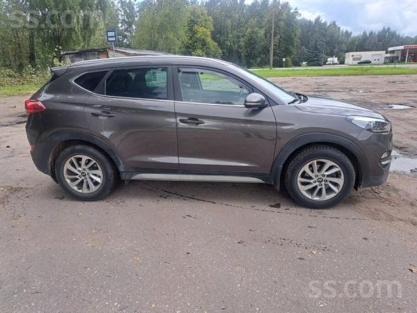 Pelēks Hyundai Tucson 2018 Rīga, ar dzinēja tilpumu 1.70 L un nobraukumu 225 tūkst. km par 11000 €, foto 4 vietnē AUTOMOTO.COM.LV