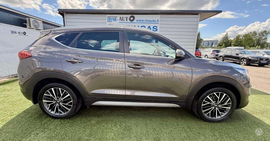 Grey Hyundai Tucson 2019 in Panevezys, with an engine capacity of 1.60 L and mileage of 171 thousand km for 13700 €, photo 6 on AUTOMOTO.COM.LV