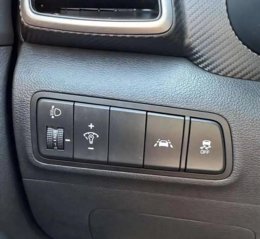 Grey Hyundai Tucson 2019 in Telschi, with an engine capacity of 1.60 L and mileage of 170 thousand km for 12690 €, photo 17 on AUTOMOTO.COM.LV