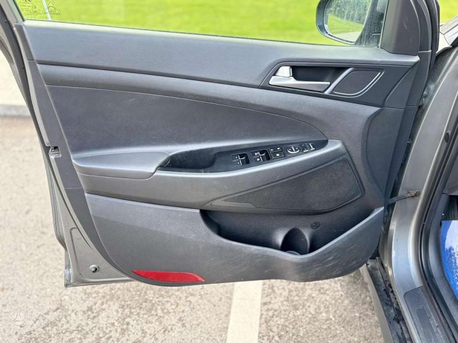 Grey Hyundai Tucson 2019 in Kaunas, with an engine capacity of 1.60 L and mileage of 296 thousand km for 11300 €, photo 16 on AUTOMOTO.COM.LV