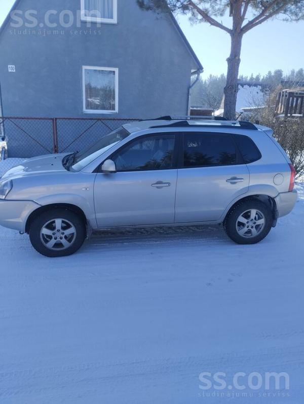 Grey Hyundai Tucson 2005 in Daugavpils, with an engine capacity of 2.00 L and mileage of 332 thousand km for 1400 €, photo 1 on AUTOMOTO.COM.LV