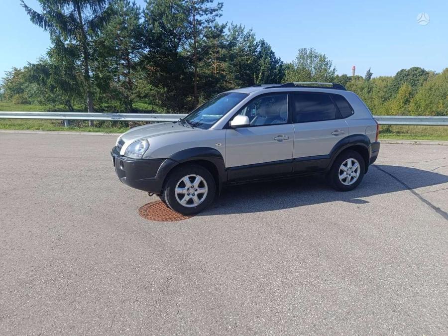 Grey Hyundai Tucson 2005 in Anyksciai, with an engine capacity of 2.00 L and mileage of 316 thousand km for 2100 €, photo 1 on AUTOMOTO.COM.LV