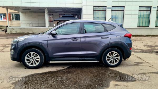 Grey Hyundai Tucson 2015 in Tallinn, with an engine capacity of 1.60 L and mileage of 233 thousand km for 8990 €, photo 5 on AUTOMOTO.COM.LV