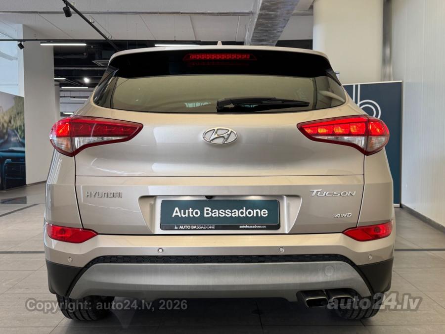 Grey Hyundai Tucson 2017 in Tallinn, with an engine capacity of 1.60 L and mileage of 76 thousand km for 14900 €, photo 4 on AUTOMOTO.COM.LV