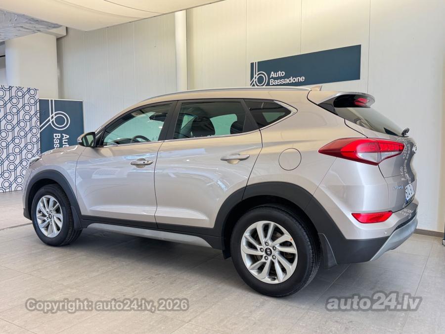 Grey Hyundai Tucson 2017 in Tallinn, with an engine capacity of 1.60 L and mileage of 76 thousand km for 14900 €, photo 5 on AUTOMOTO.COM.LV