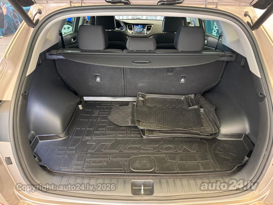 Grey Hyundai Tucson 2017 in Tallinn, with an engine capacity of 1.60 L and mileage of 76 thousand km for 14900 €, photo 9 on AUTOMOTO.COM.LV