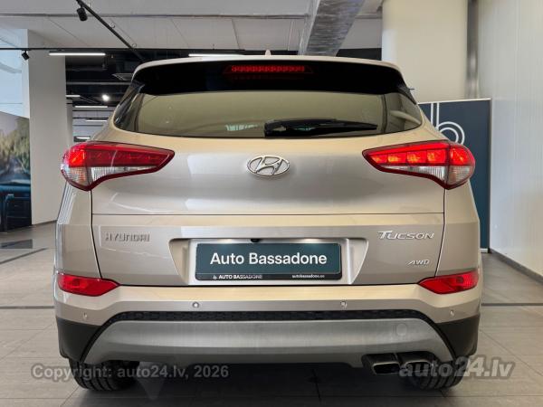 Pelēks Hyundai Tucson 2017 Tallina, ar dzinēja tilpumu 1.60 L un nobraukumu 76 tūkst. km par 14900 €, foto 4 vietnē AUTOMOTO.COM.LV