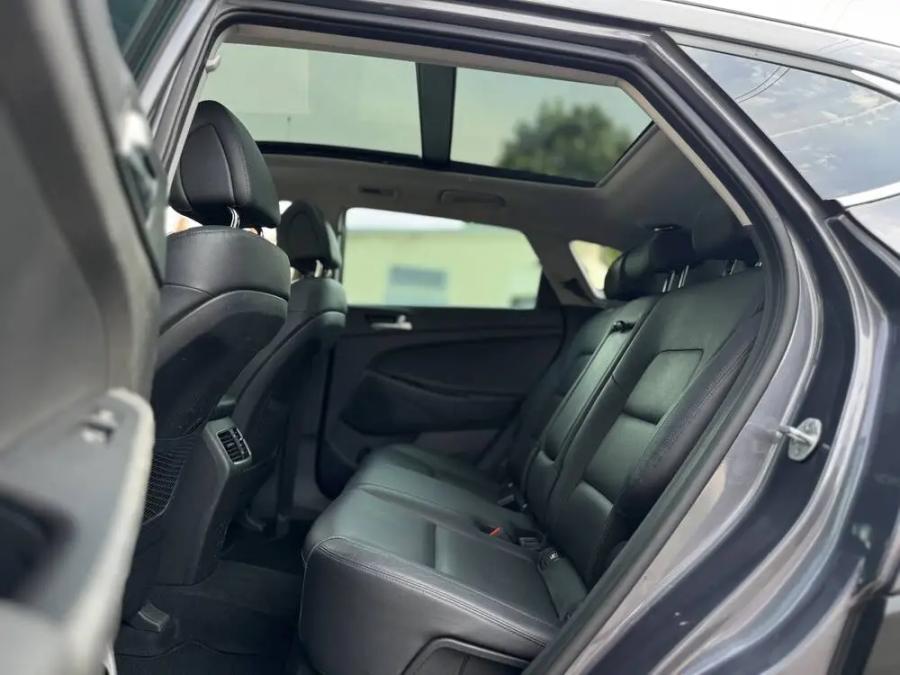Pelēks Hyundai Tucson 2016 Jūrmala, ar dzinēja tilpumu 2.00 L un nobraukumu 229 tūkst. km par 11990 €, foto 10 vietnē AUTOMOTO.COM.LV
