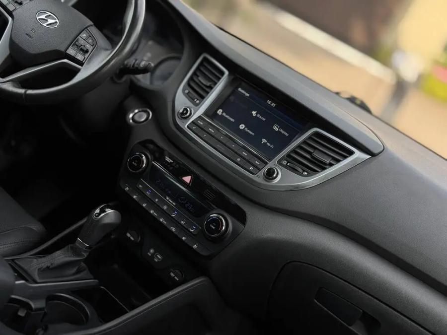 Pelēks Hyundai Tucson 2016 Jūrmala, ar dzinēja tilpumu 2.00 L un nobraukumu 229 tūkst. km par 11990 €, foto 16 vietnē AUTOMOTO.COM.LV