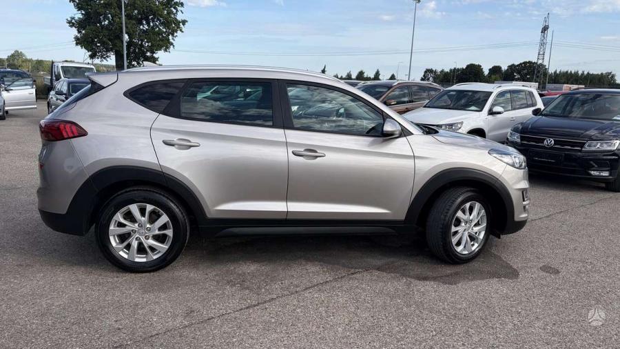 Grey Hyundai Tucson 2018 in Marijampole, with an engine capacity of 1.60 L and mileage of 230 thousand km for 12750 €, photo 3 on AUTOMOTO.COM.LV