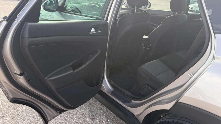 Grey Hyundai Tucson 2018 in Marijampole, with an engine capacity of 1.60 L and mileage of 230 thousand km for 12750 €, photo 21 on AUTOMOTO.COM.LV